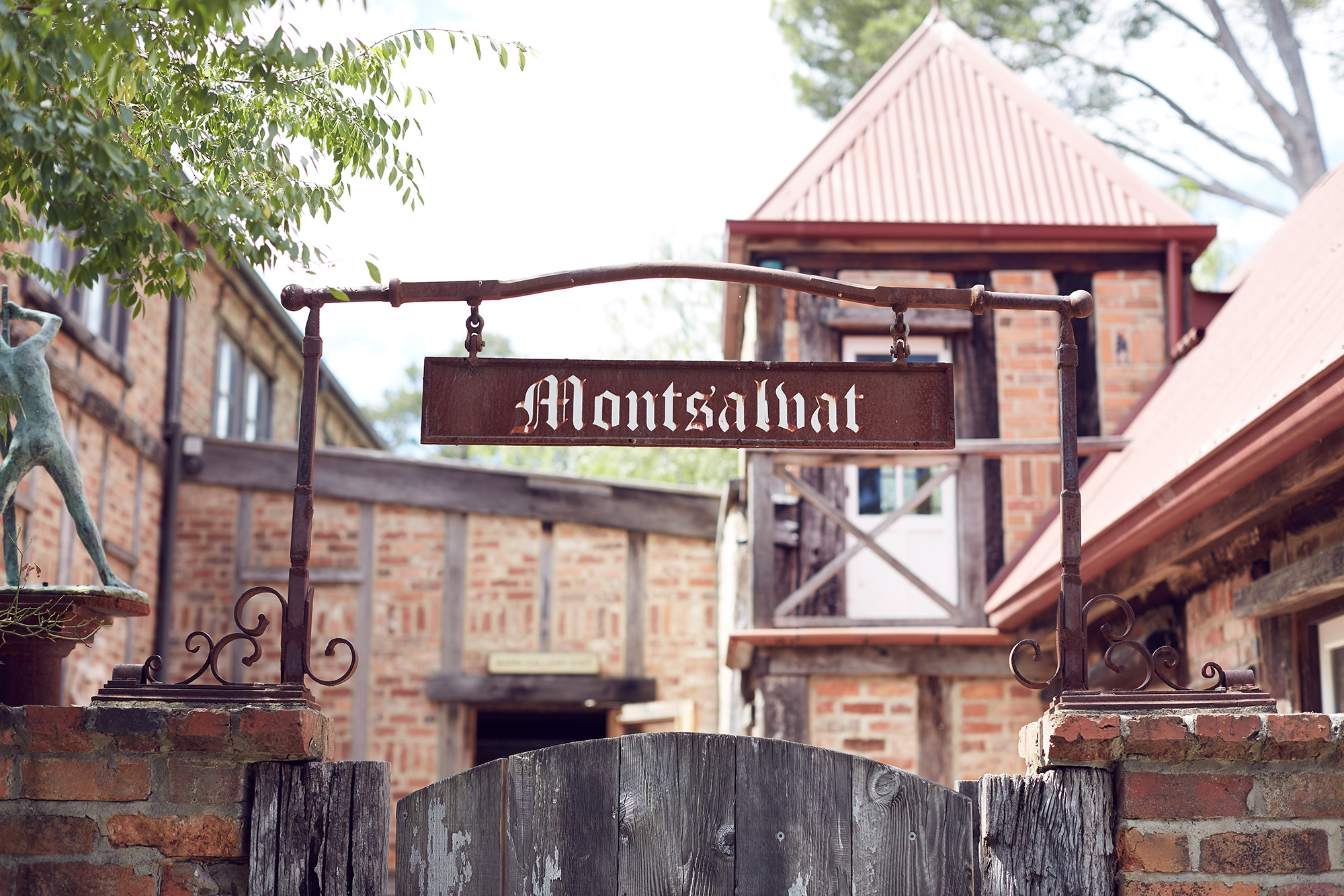 Melburnians Amanda and Chris go wild at Montsalvat wedding | Easy Weddings