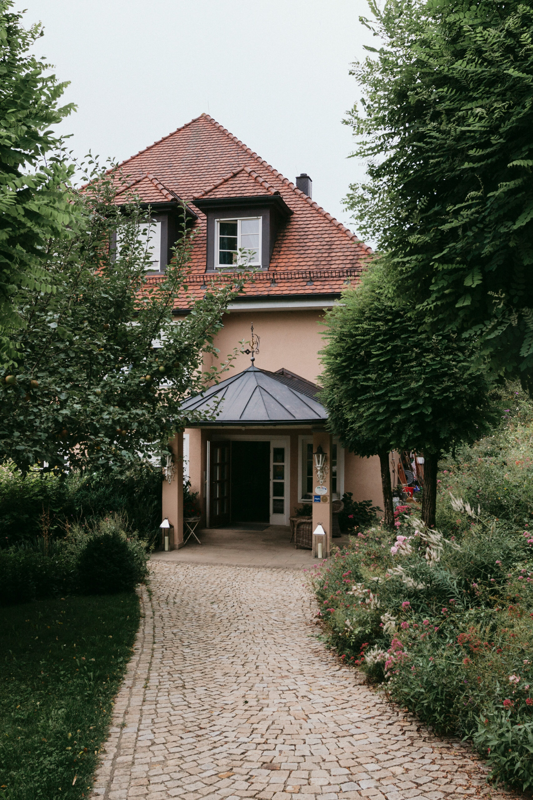 When love is a world away: Elli and Terry marry at German castle ...