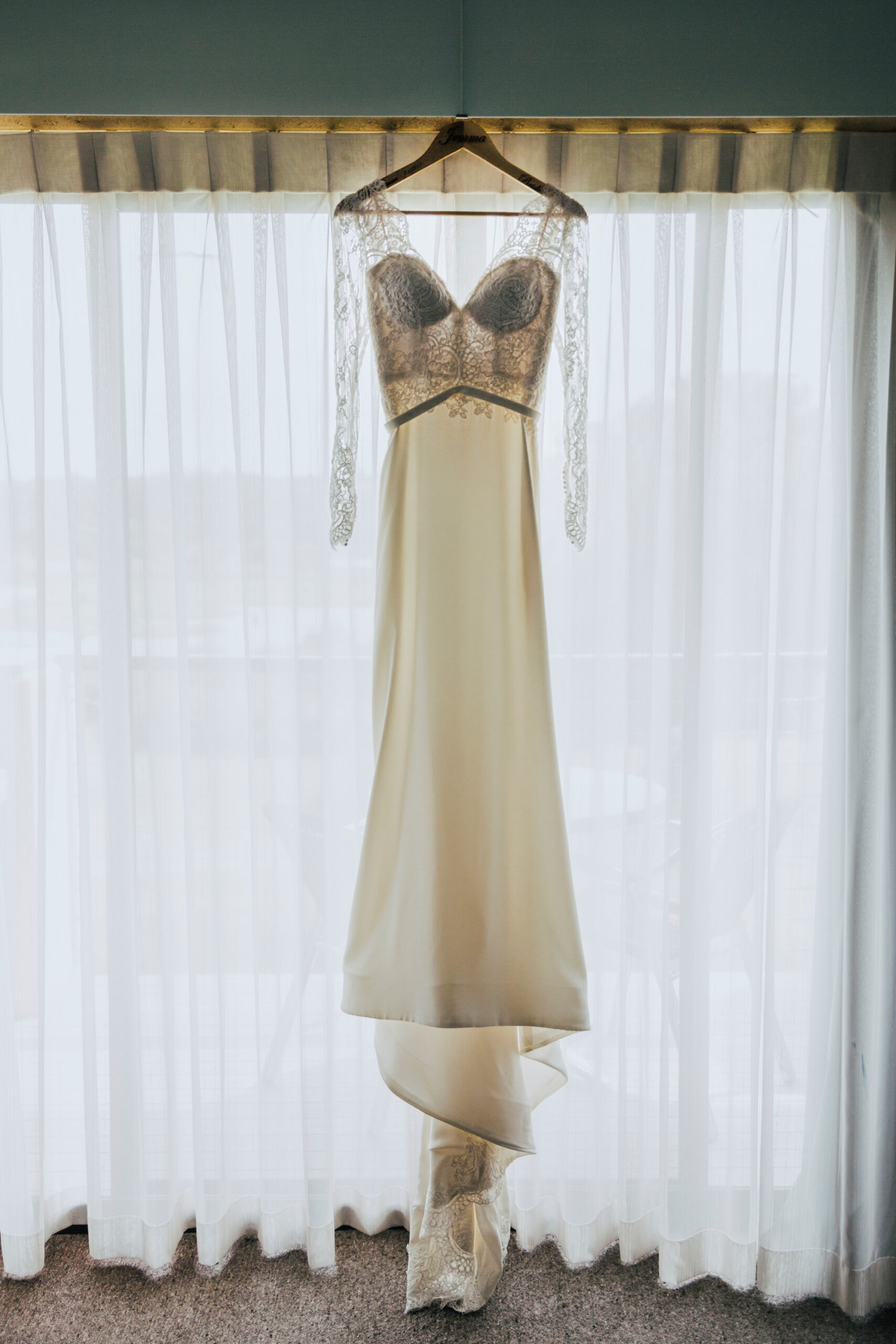Jemma and Ryan recover from DIY drama for rustic cave wedding | Easy ...
