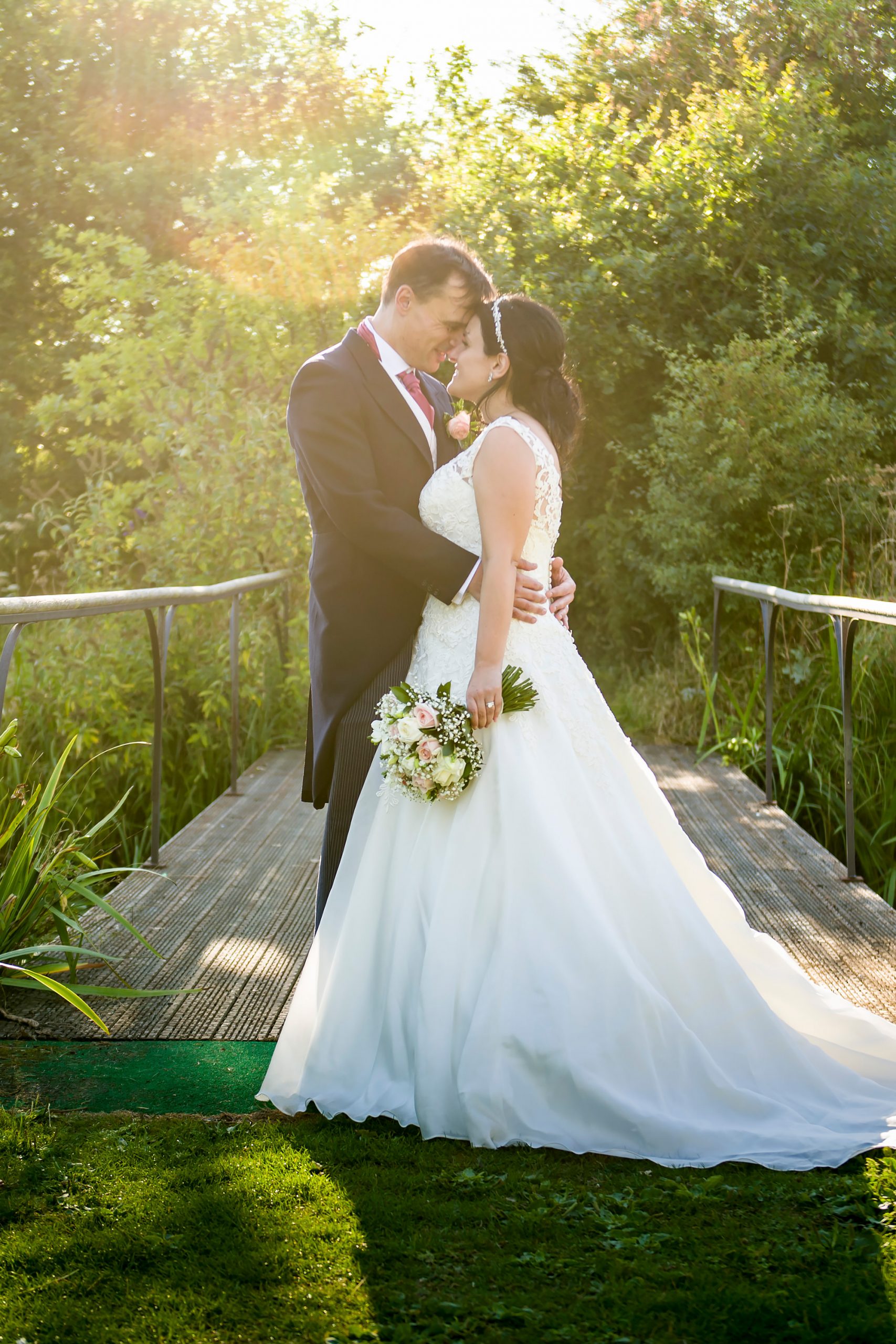 A day to remember: Angela and Simon's contemporary wedding | Easy Weddings