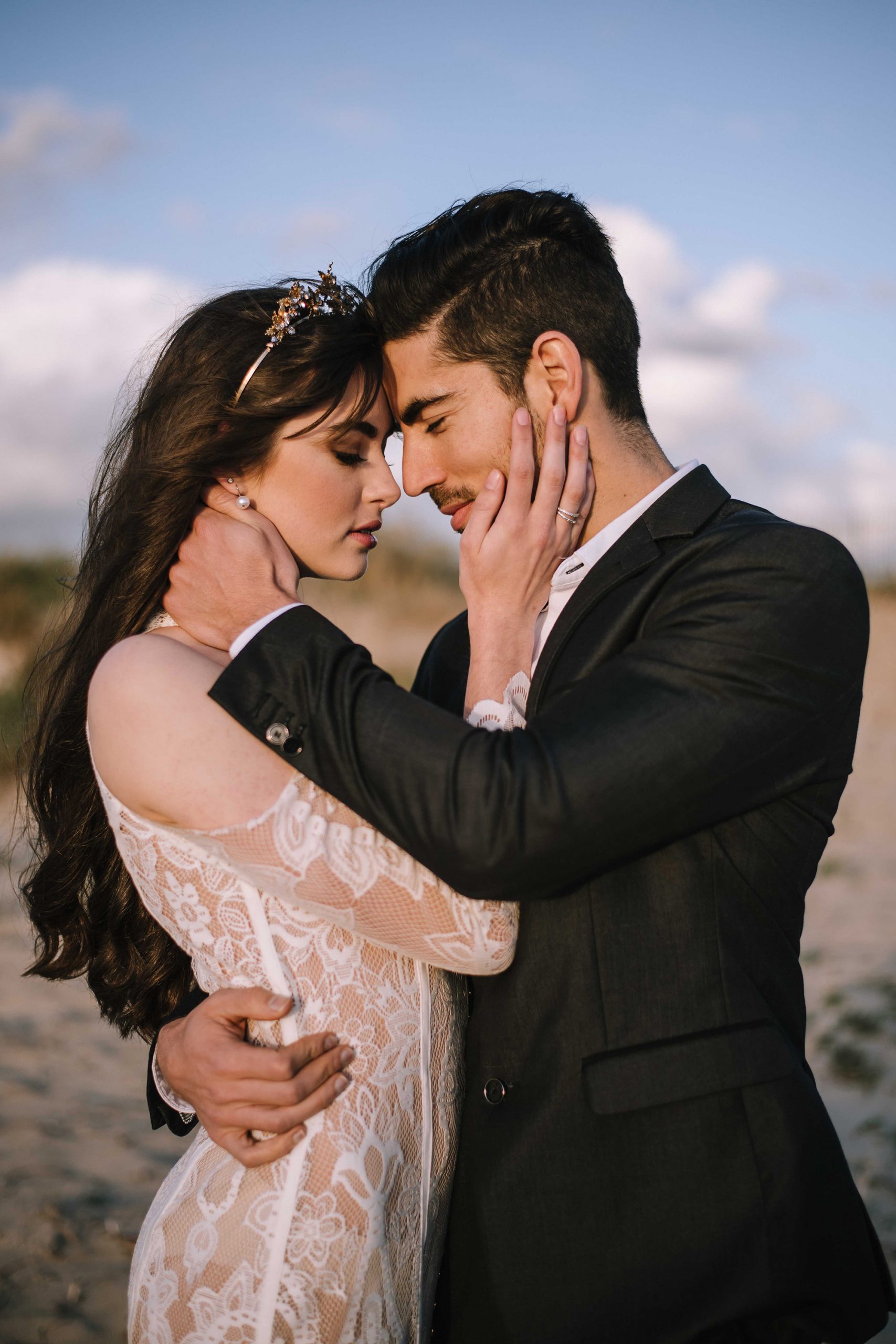 Spring sunset elopement wedding inspiration by Chantelle Stapleton Photography | Easy Weddings