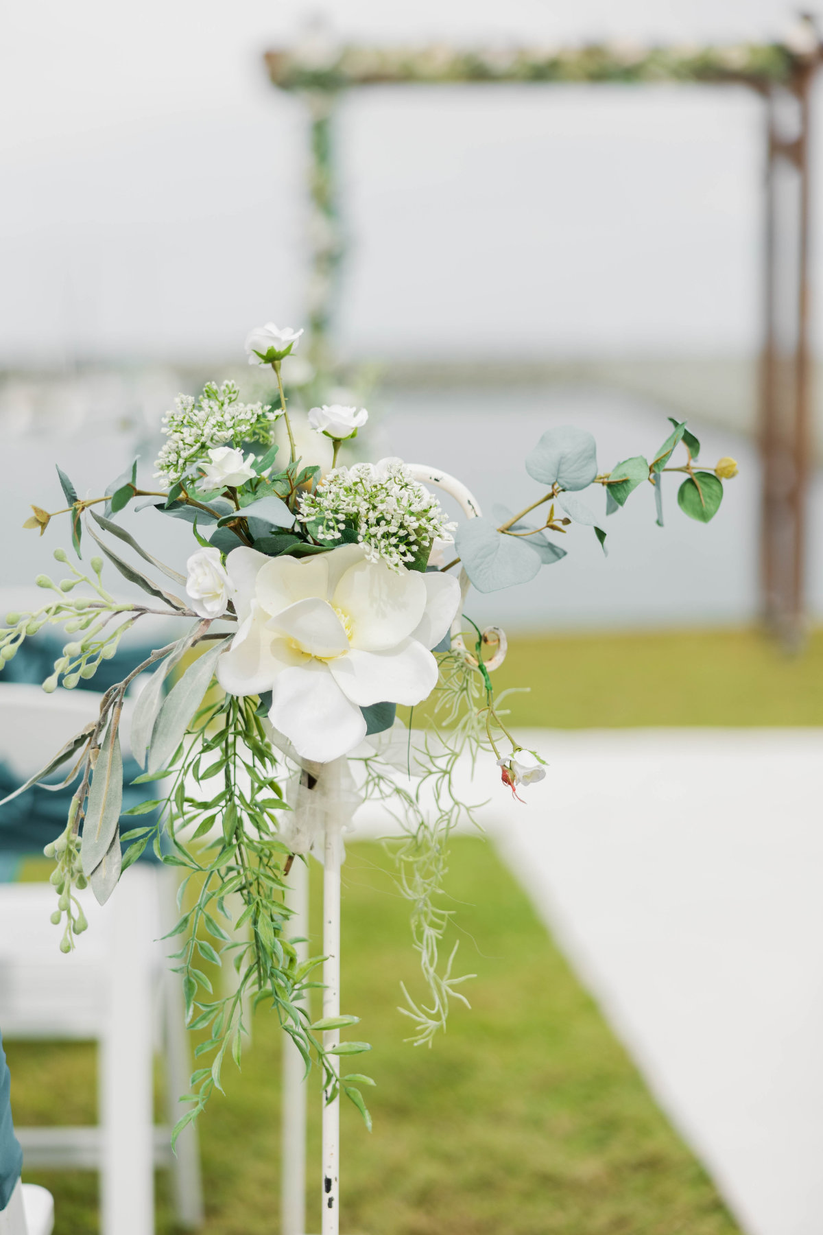 Forest meets beach: Keirra and Andrew's Breakwater Bar & Restaurant wedding