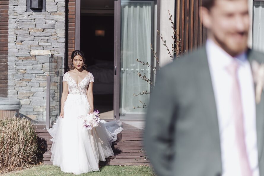 Pros and cons of having a 'first look' on your wedding day | Easy Weddings