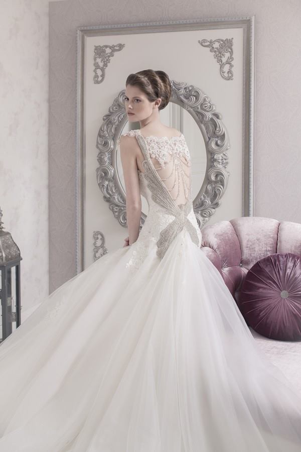 Perfect styling and magnificent dress | Easy Weddings UK